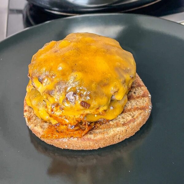 Double Smashed Burger: Einfaches, Proteinreiches 15 Minuten Rezept ...
